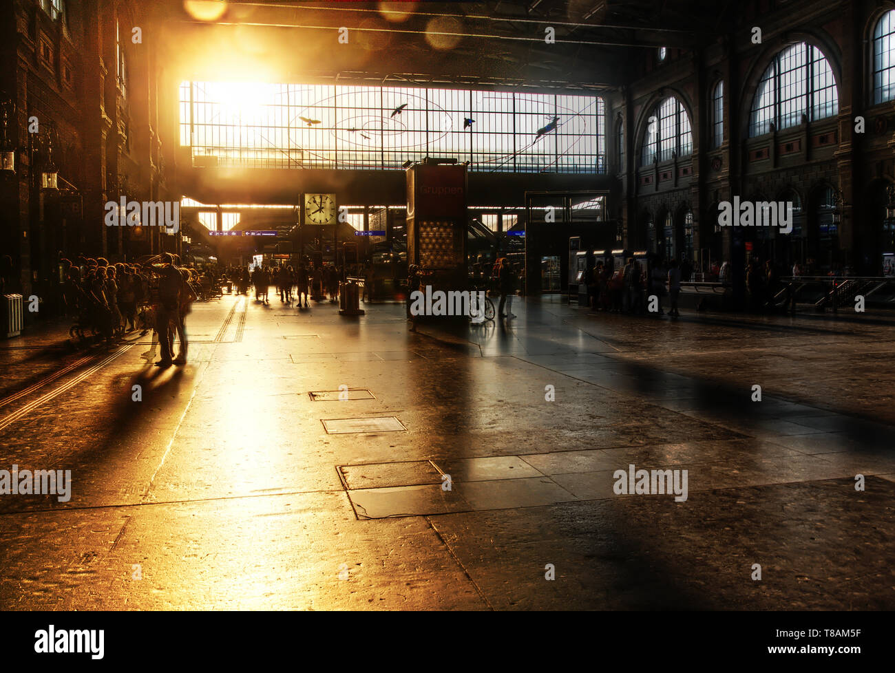 Sun reflecting off window hi-res stock photography and images - Alamy