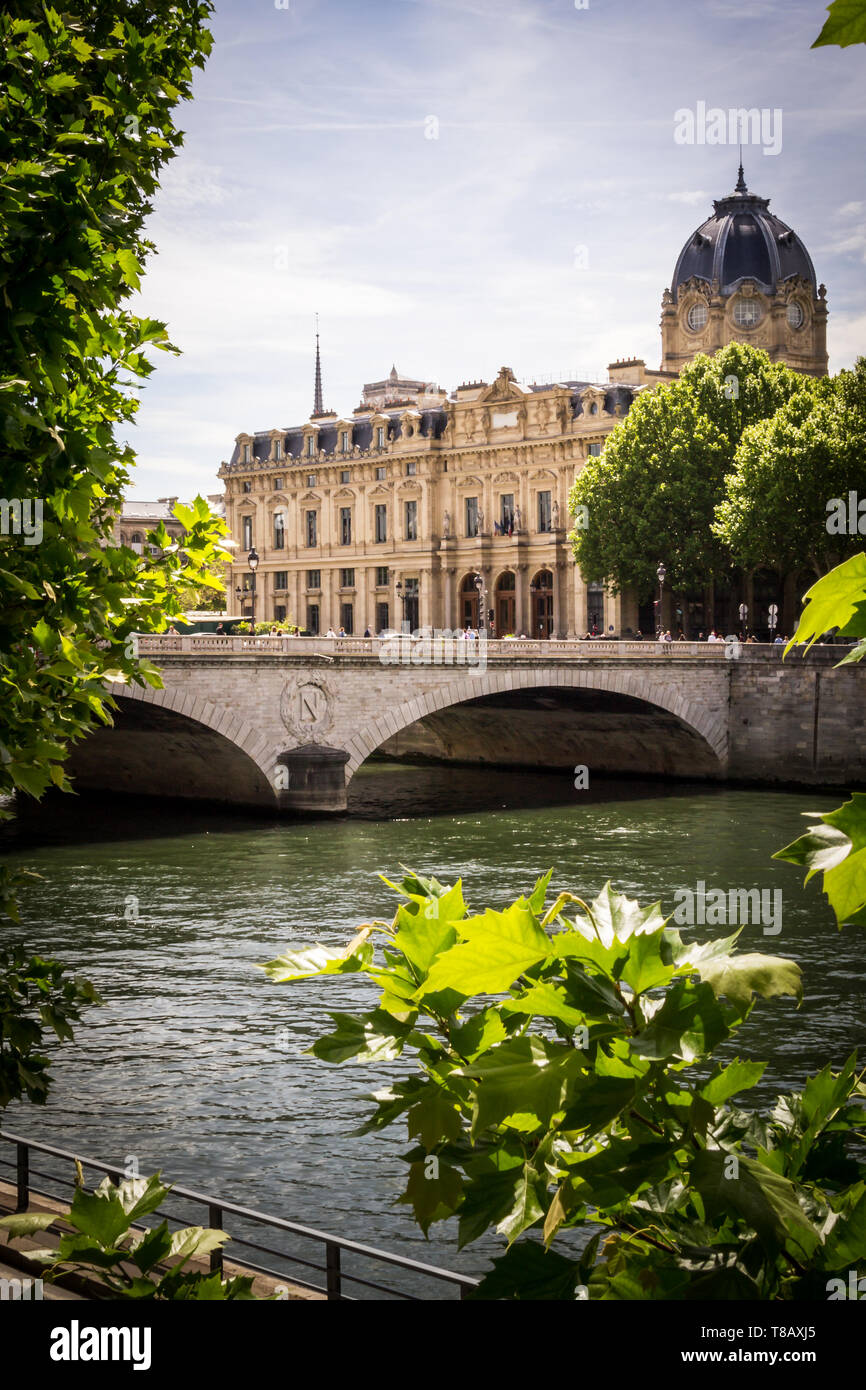 Parisian bridge hi-res stock photography and images - Alamy