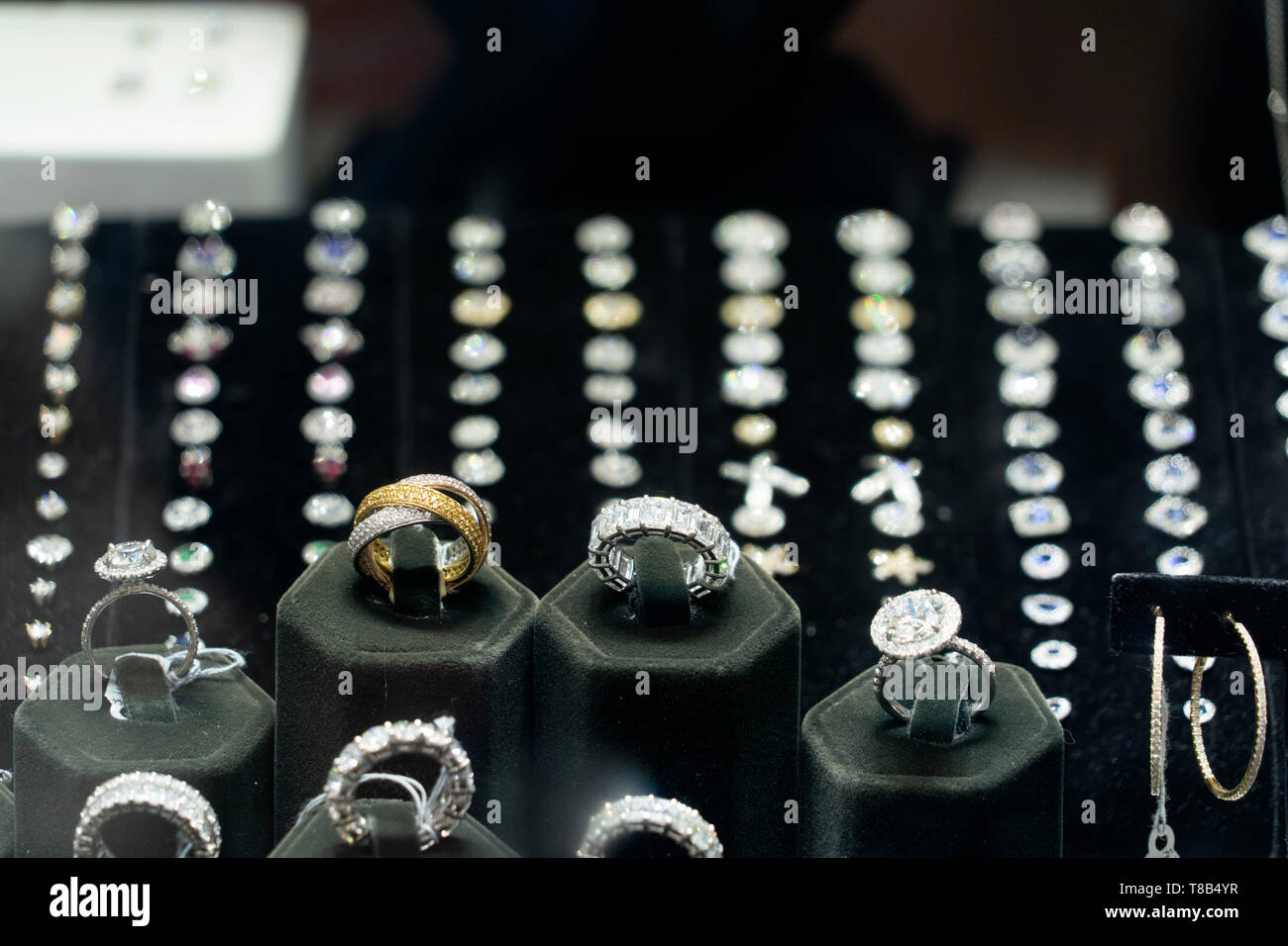 New york city gold shop display on 5th avenue Stock Photo - Alamy