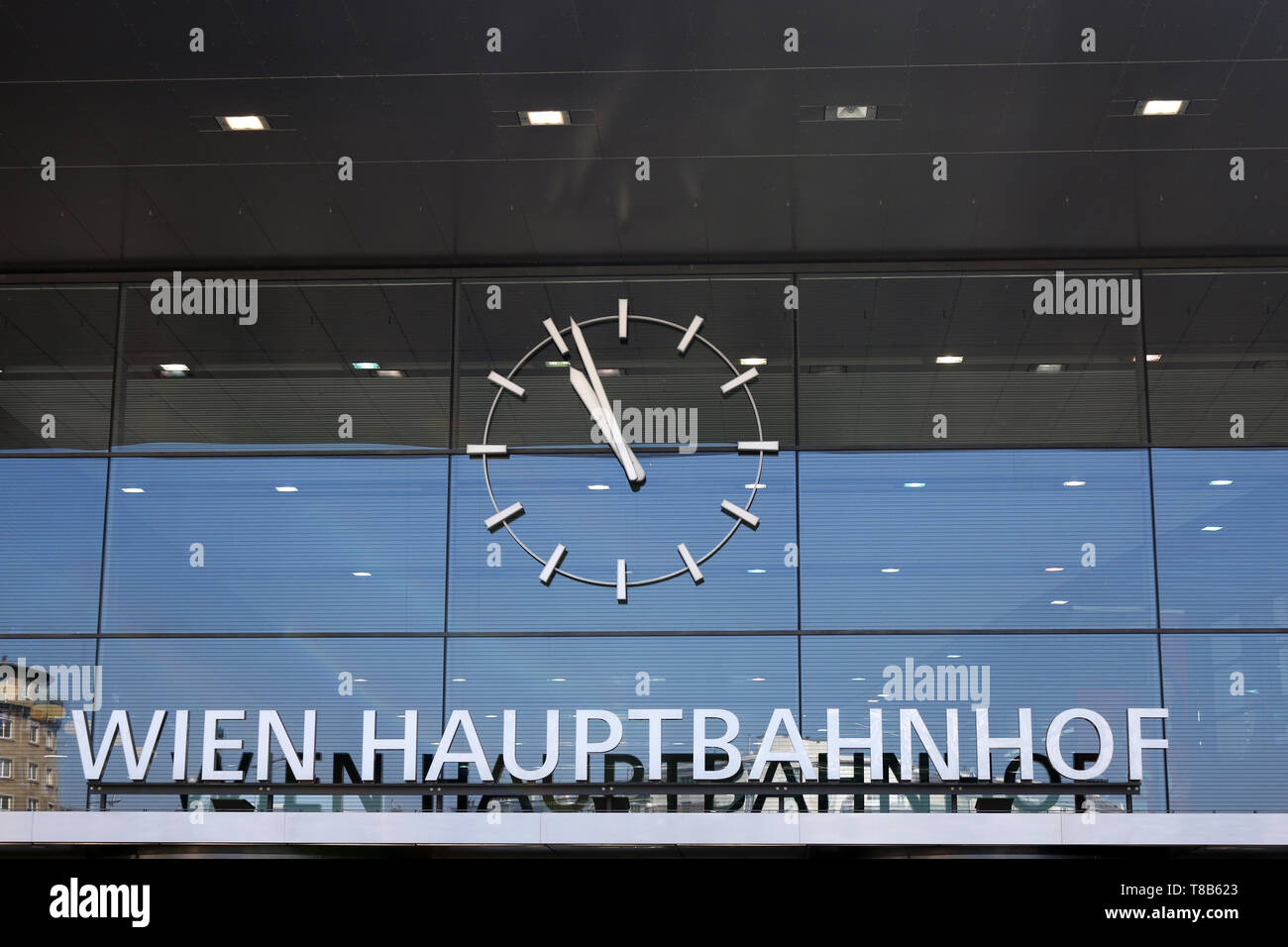 Station clock background hi-res stock photography and images - Alamy