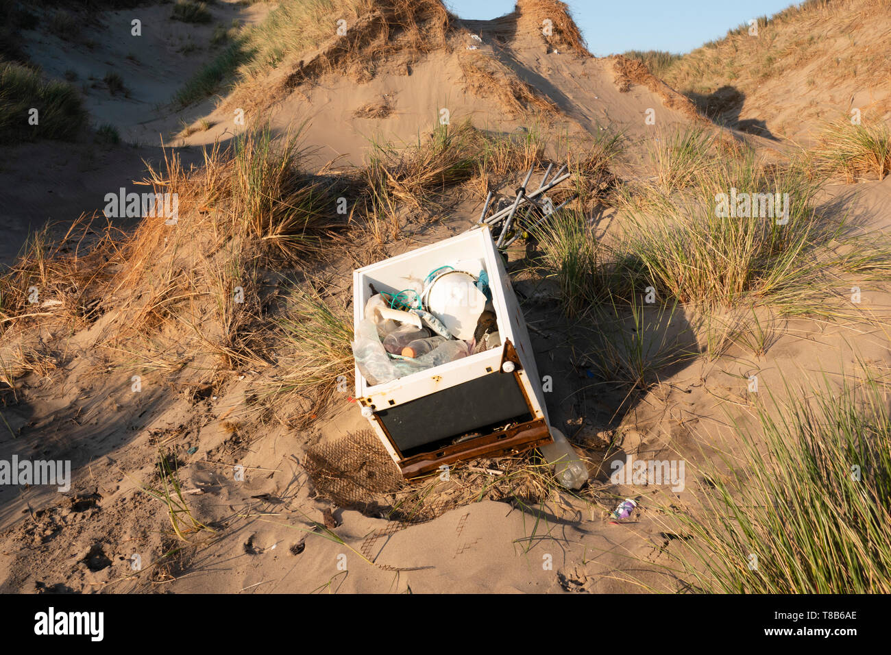 Dumped refrigerator hi-res stock photography and images - Alamy