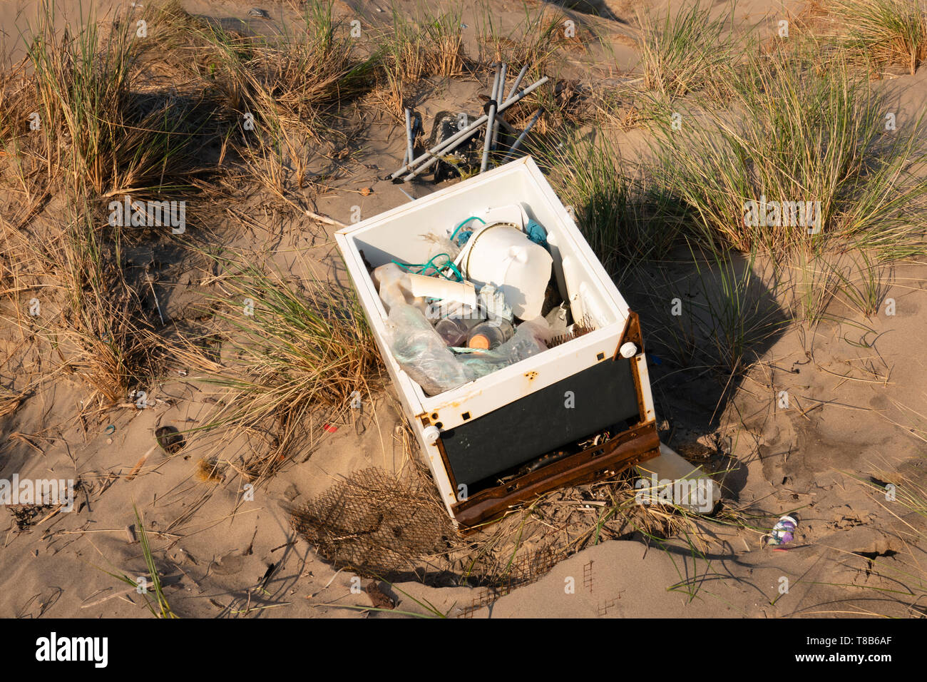 Dumped refrigerator hi-res stock photography and images - Alamy