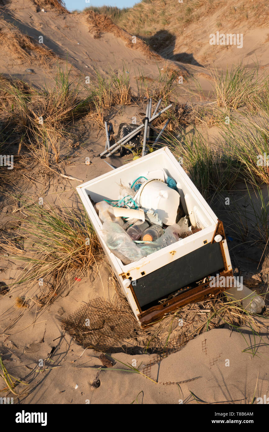 Dumped refrigerator hi-res stock photography and images - Alamy