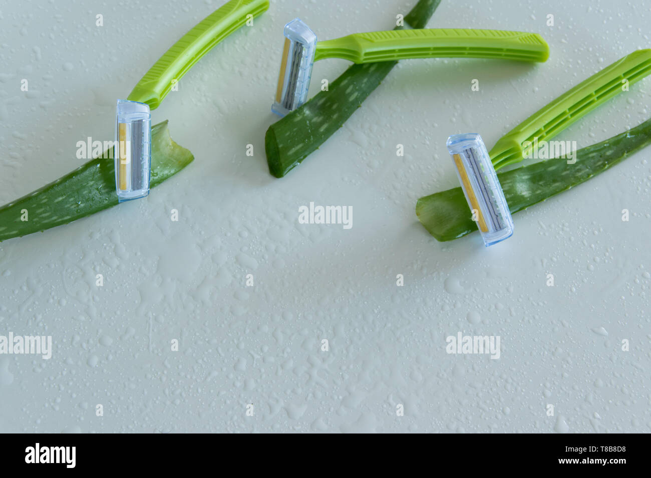 Shaving accessory for sensitive skin. Disposable razor with aloe vera ...