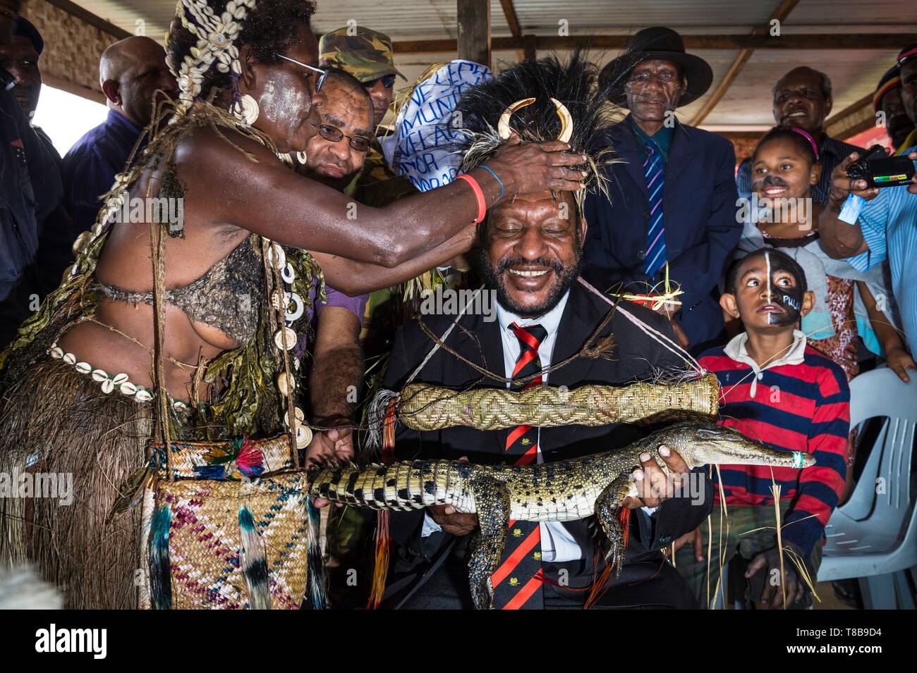 Papua new guinea crocodile tribe hi-res stock photography and images ...