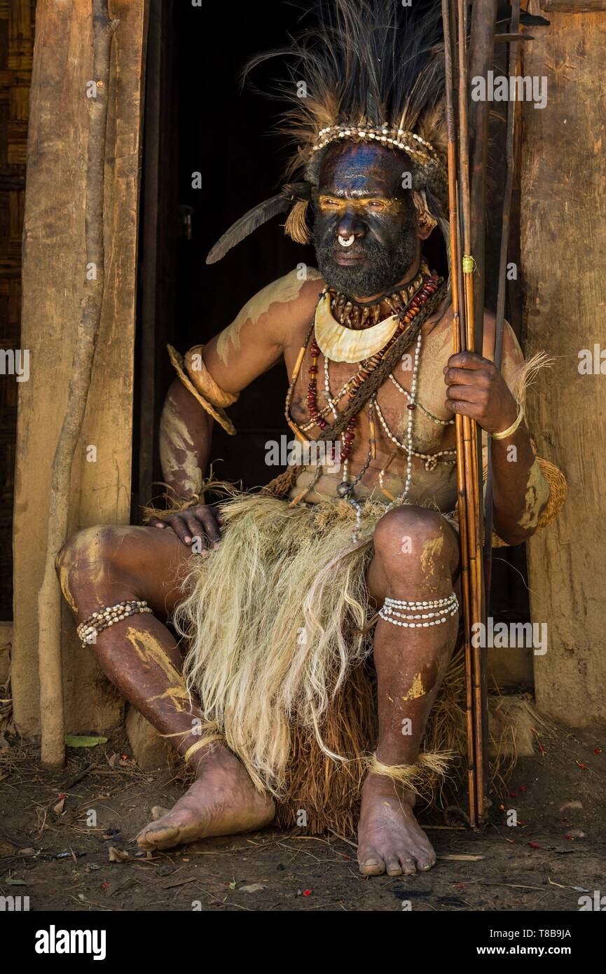 Traditional face painting papua new hi-res stock photography and images ...