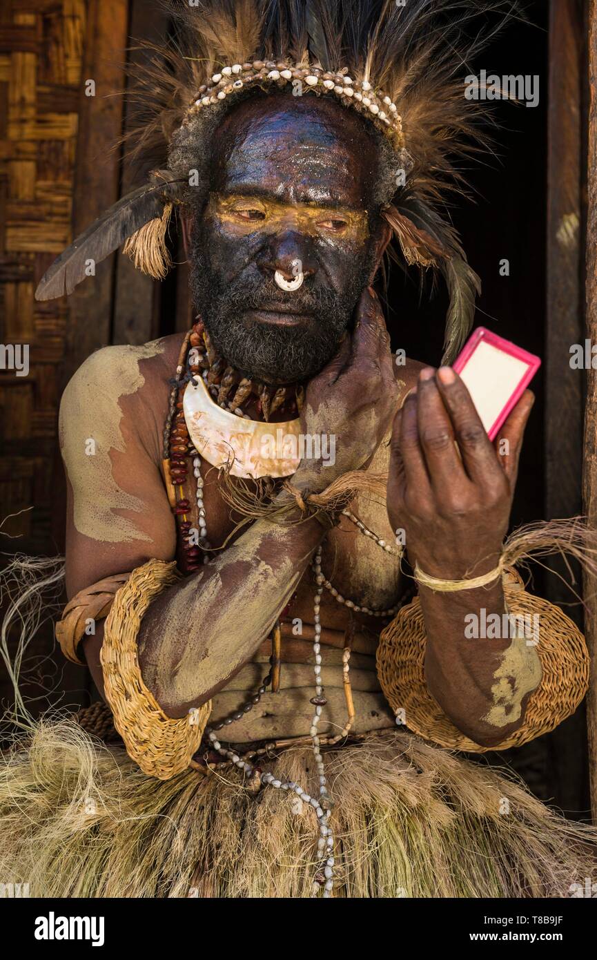 Traditional face painting papua new hi-res stock photography and images ...
