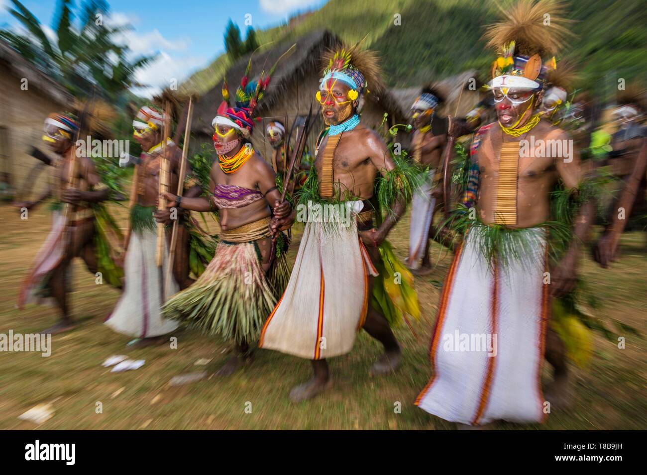 Papua New Guinea, Hela Province, warriors dressed in a traditional way ...