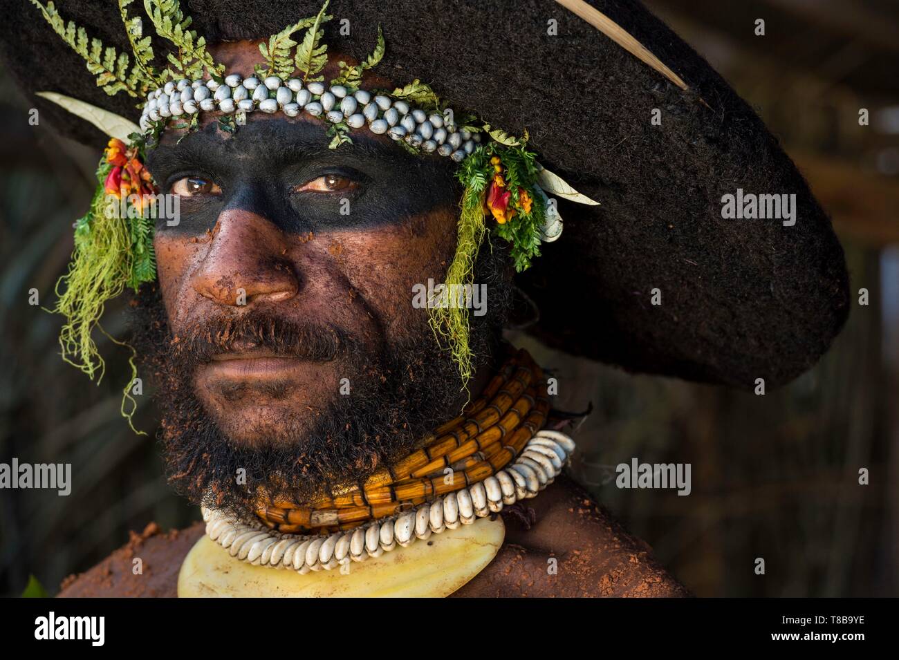 Black man feather headdress hi-res stock photography and images - Alamy