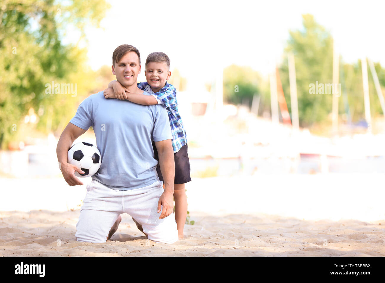 Father football hugging son hi-res stock photography and images - Alamy