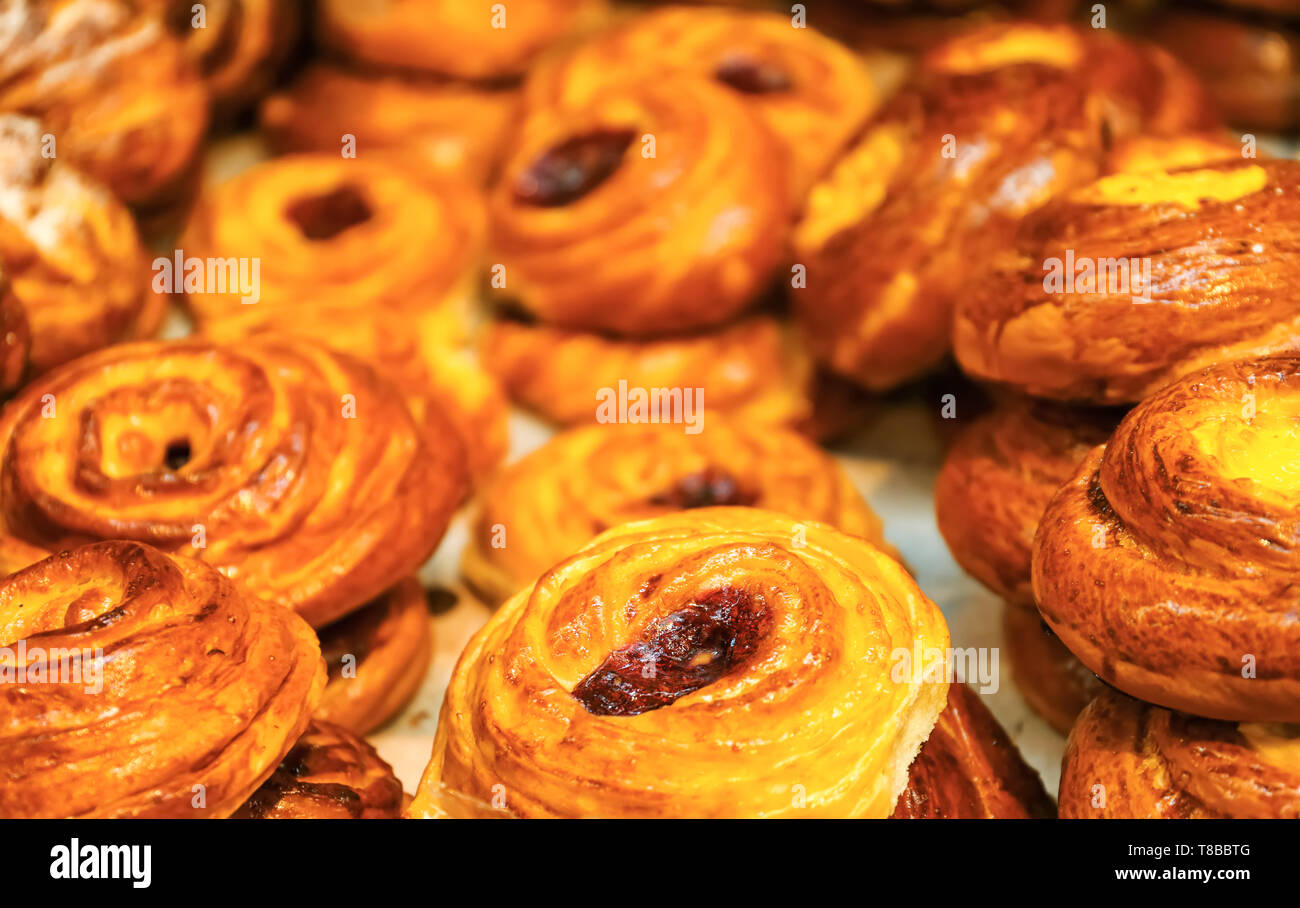 Fresh buns on shelf in bakery Stock Photo - Alamy