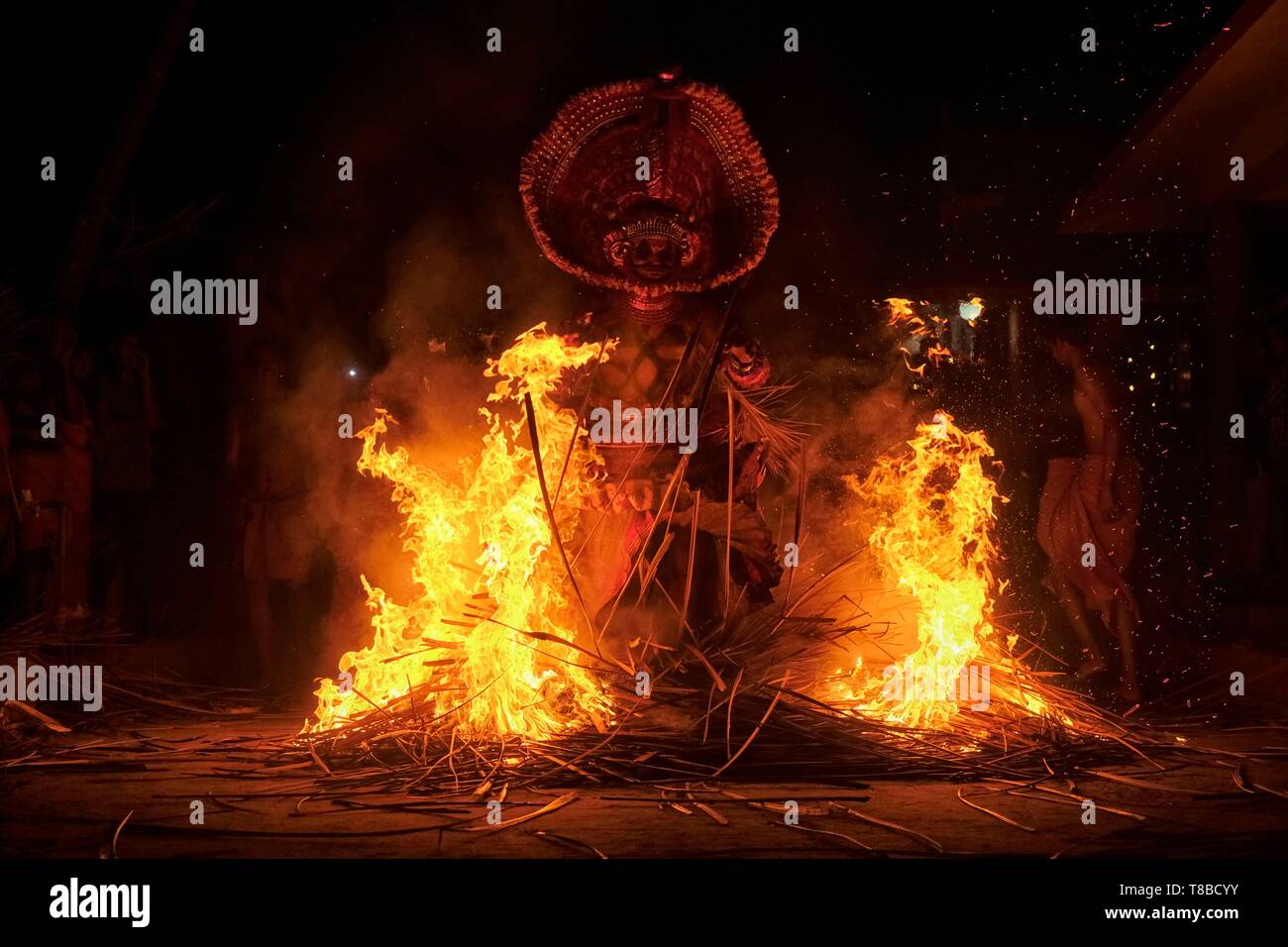 Man performing theyyam dance hi-res stock photography and images - Alamy