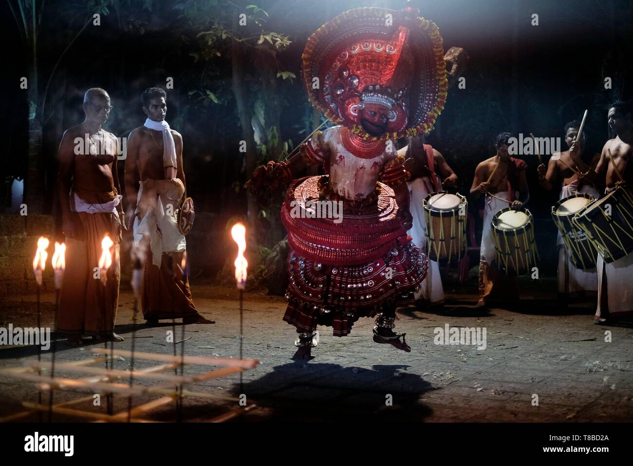 Men dance as gods hi-res stock photography and images - Alamy