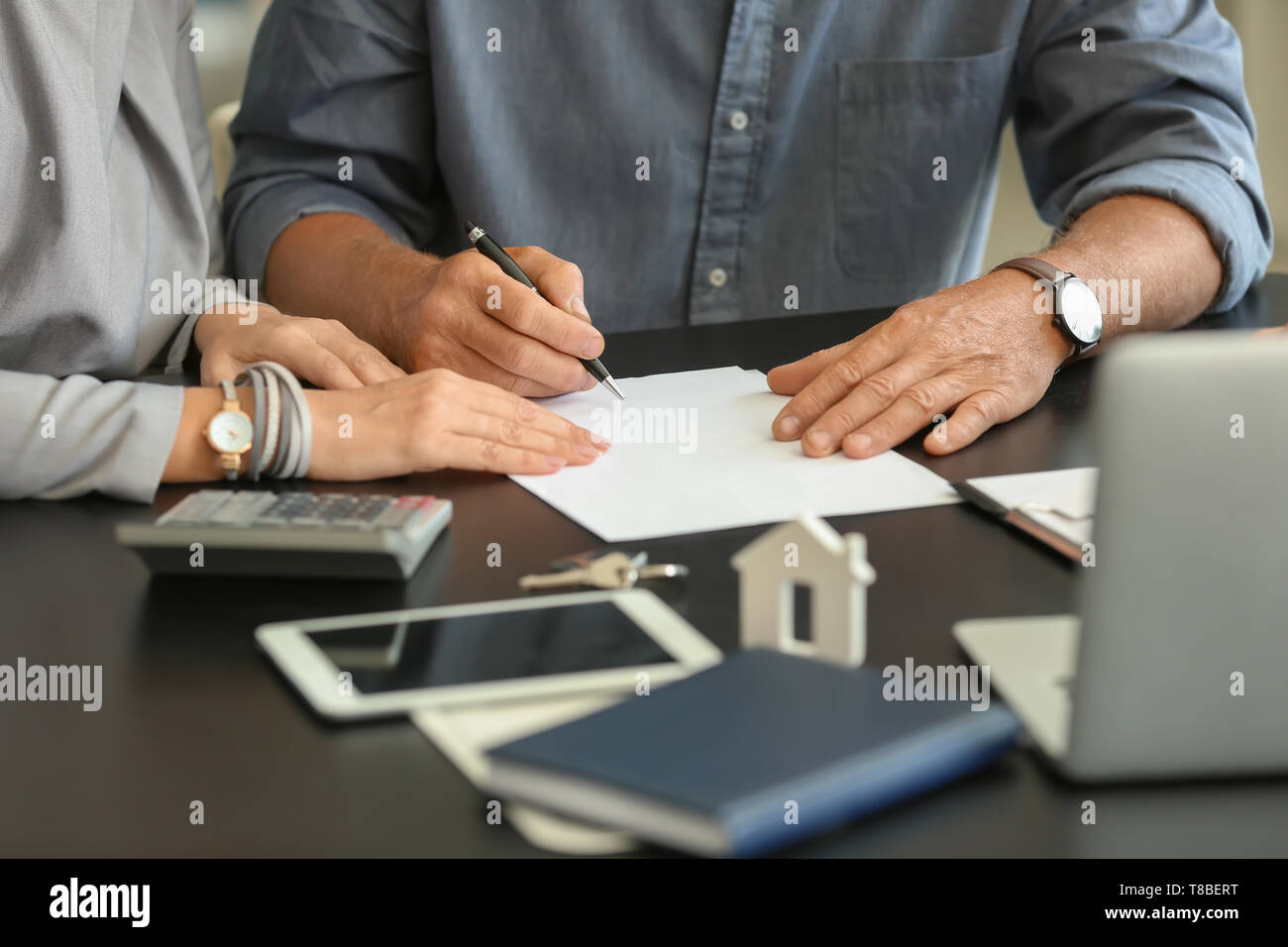 Couple signing document hi-res stock photography and images - Alamy