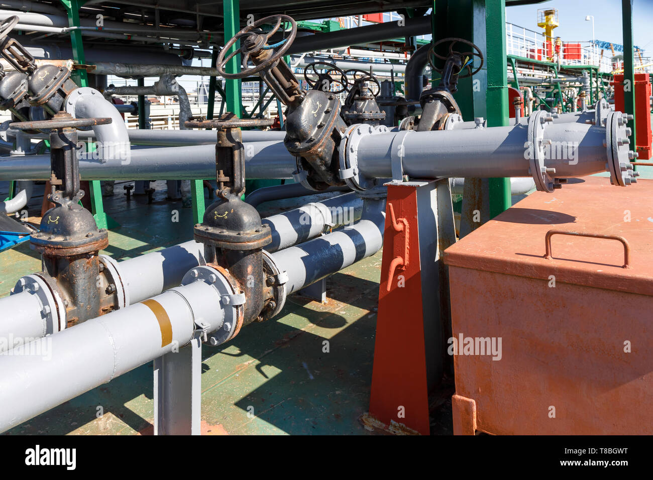 Gate valves and pipelines for loading and discharging liquid cargo on ...