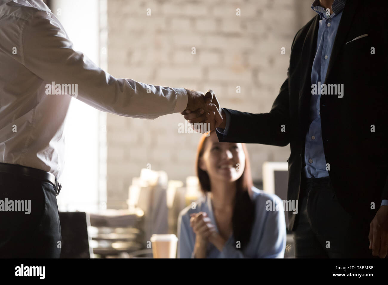 African entrepreneur shaking hands hi-res stock photography and images ...