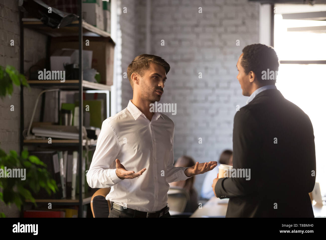It company employees discussion hi-res stock photography and images - Alamy