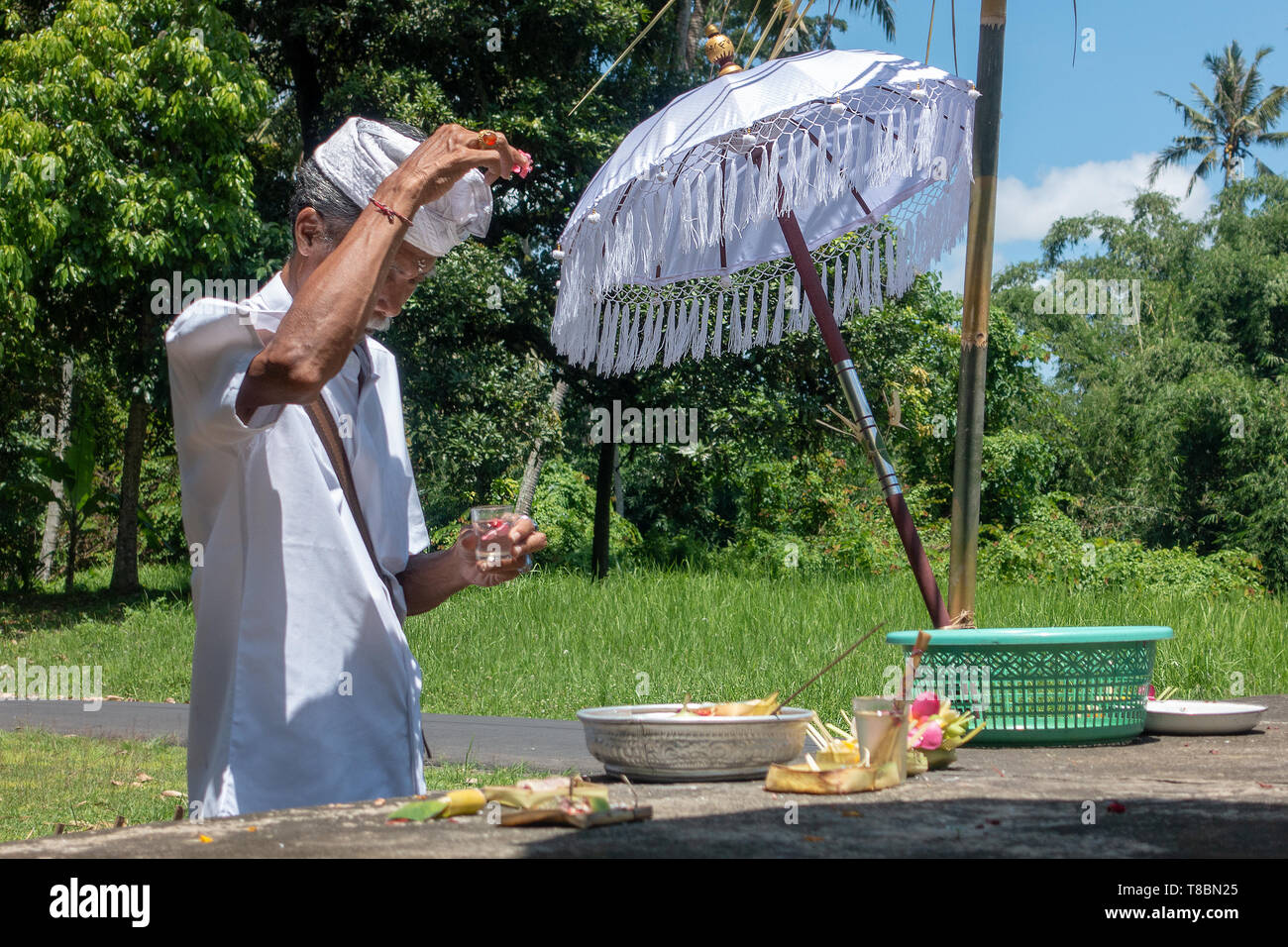Hindu family rituals hi-res stock photography and images - Alamy