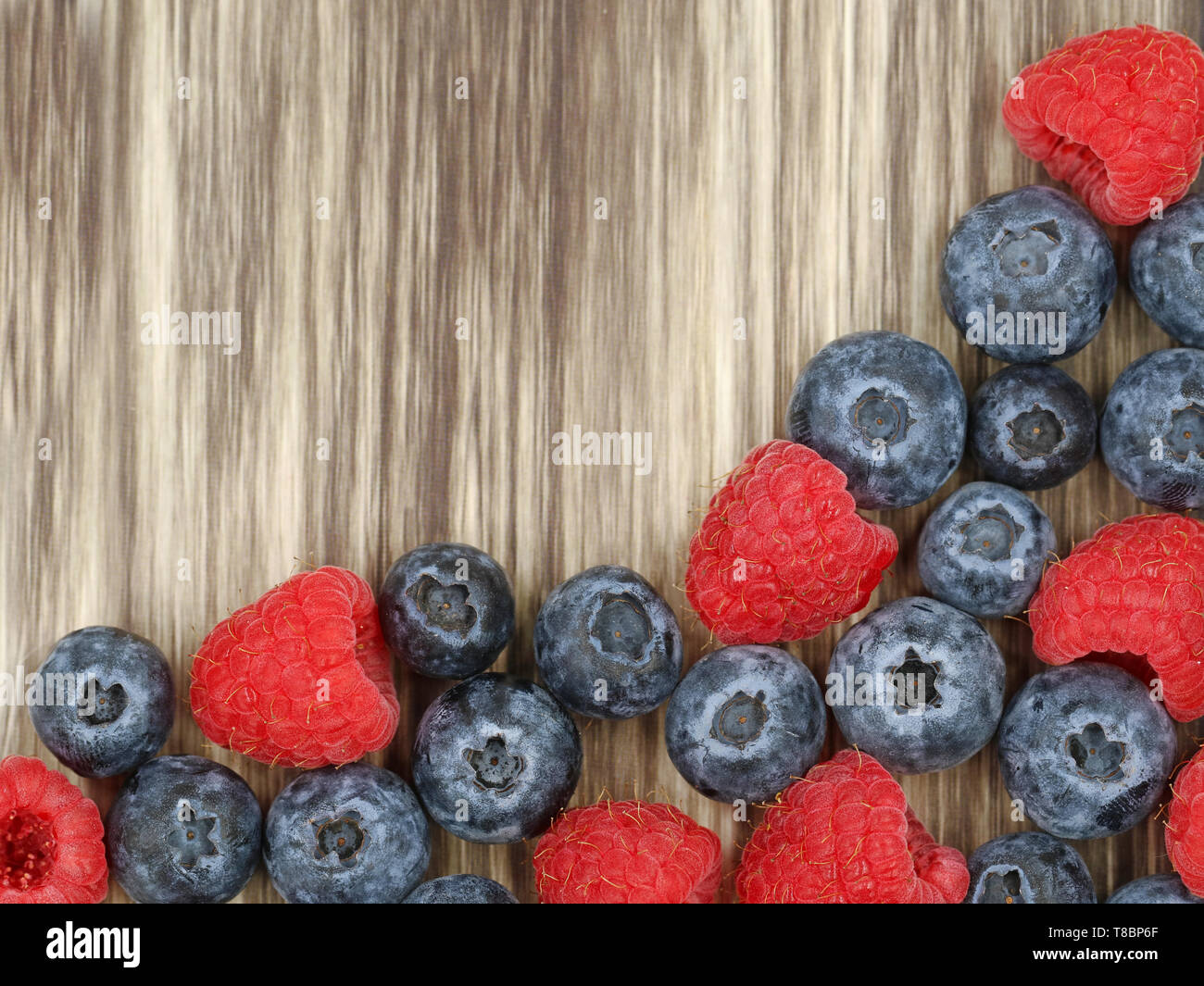 Raspberries background hi-res stock photography and images - Alamy