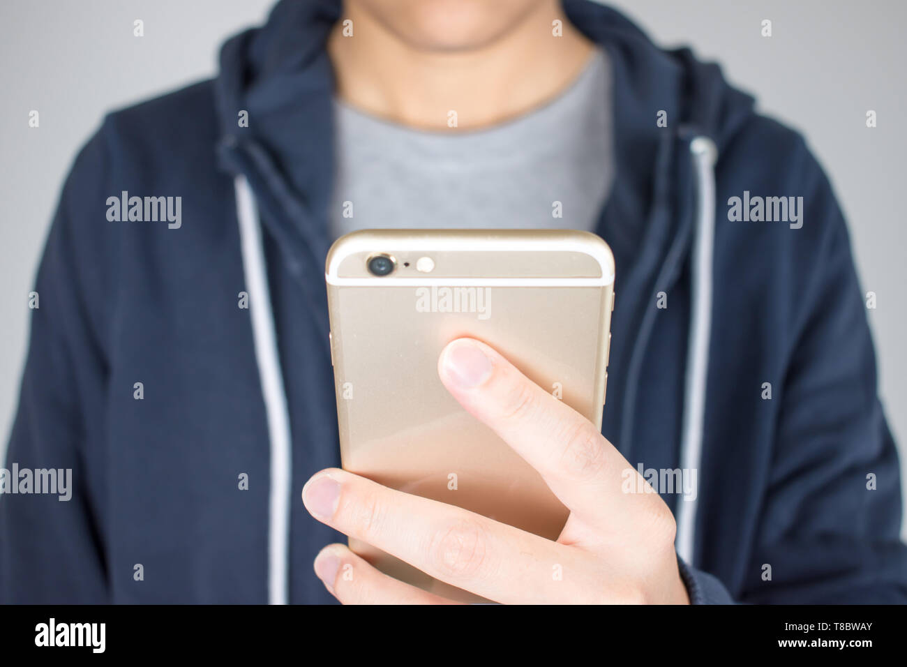 Hands holding cell phones hi-res stock photography and images - Alamy