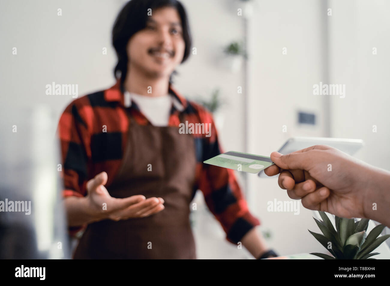 cashier at the cafe accepts credit card payments Stock Photo - Alamy