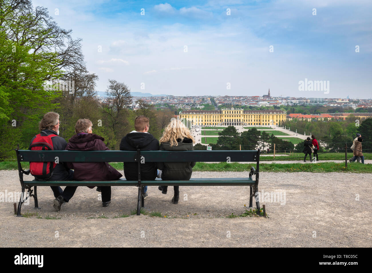 People and bench hi-res stock photography and images - Alamy
