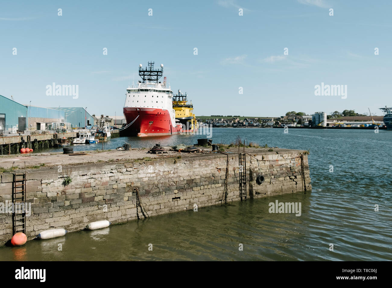 Oil rig and boats hi-res stock photography and images - Alamy