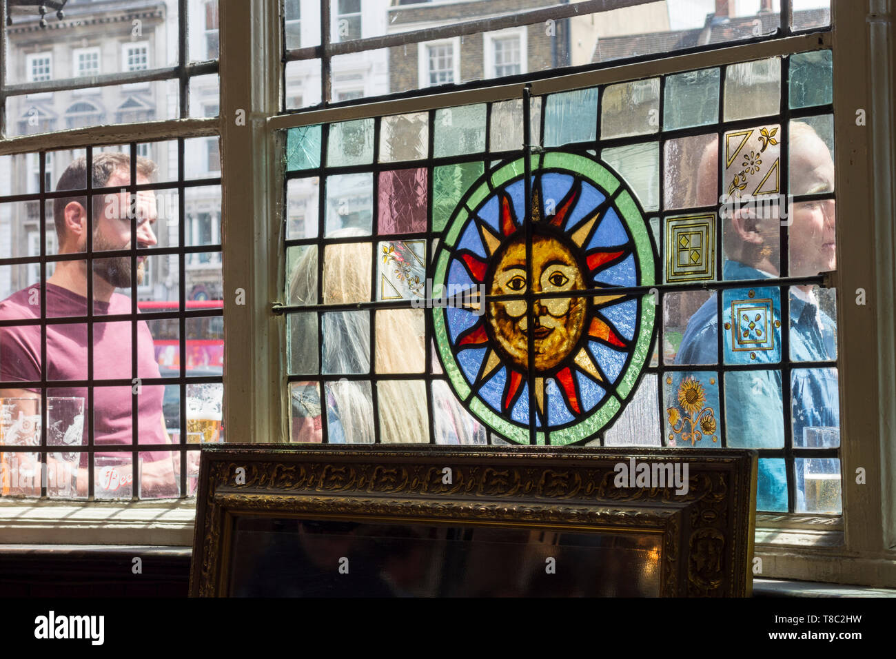 Pub glass window hi-res stock photography and images - Alamy