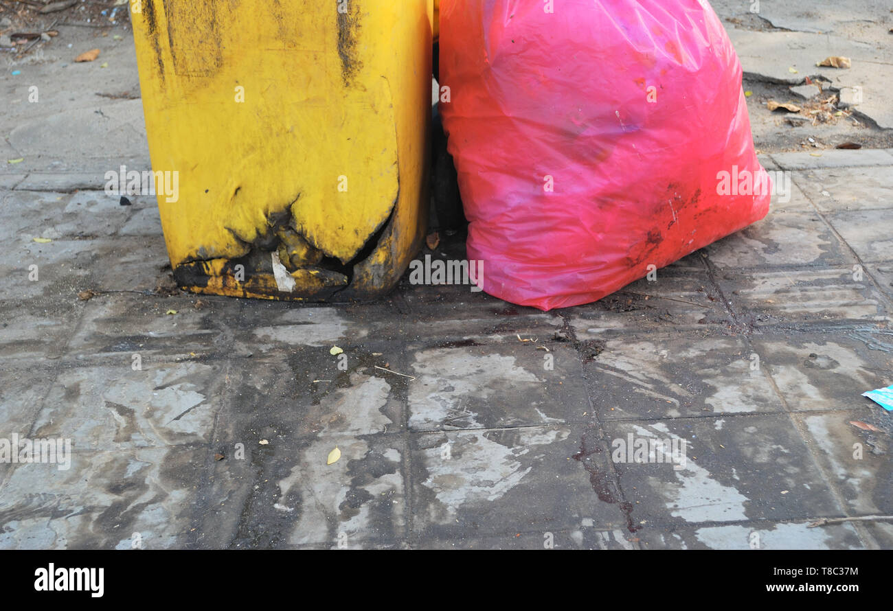 The trash is broken and the sewage flows out, causing the pavement ...