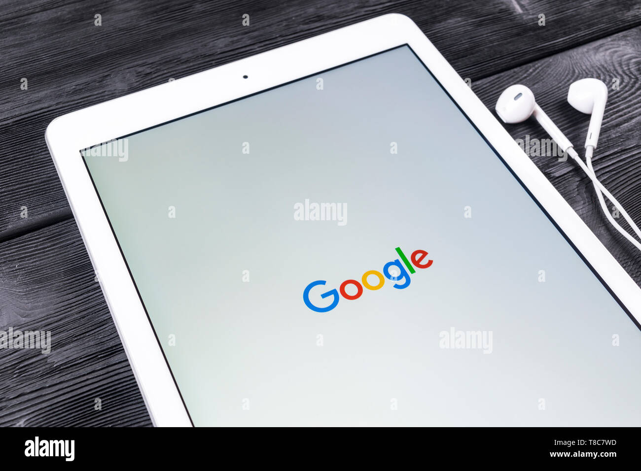Sankt-Petersburg, Russia, November 23, 2017: Google start web homepage ...