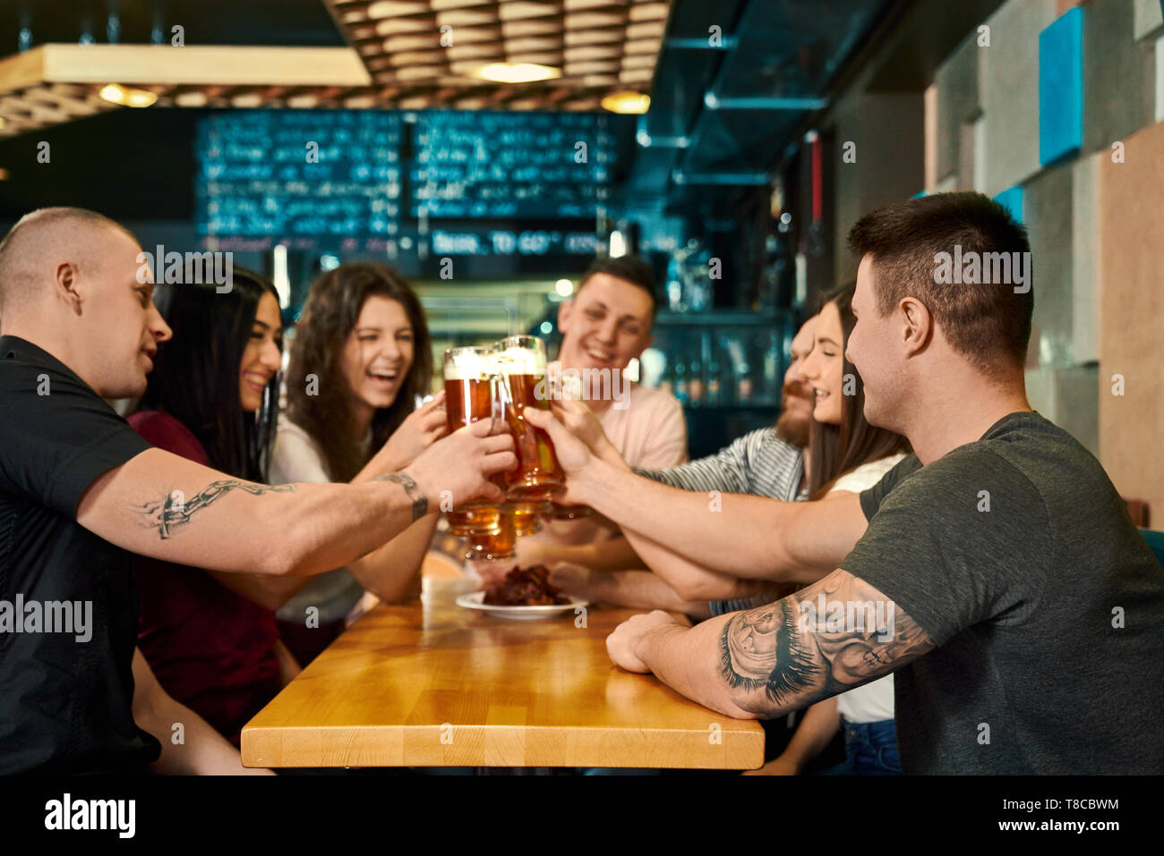 Women drinking pints of beer hi-res stock photography and images - Alamy