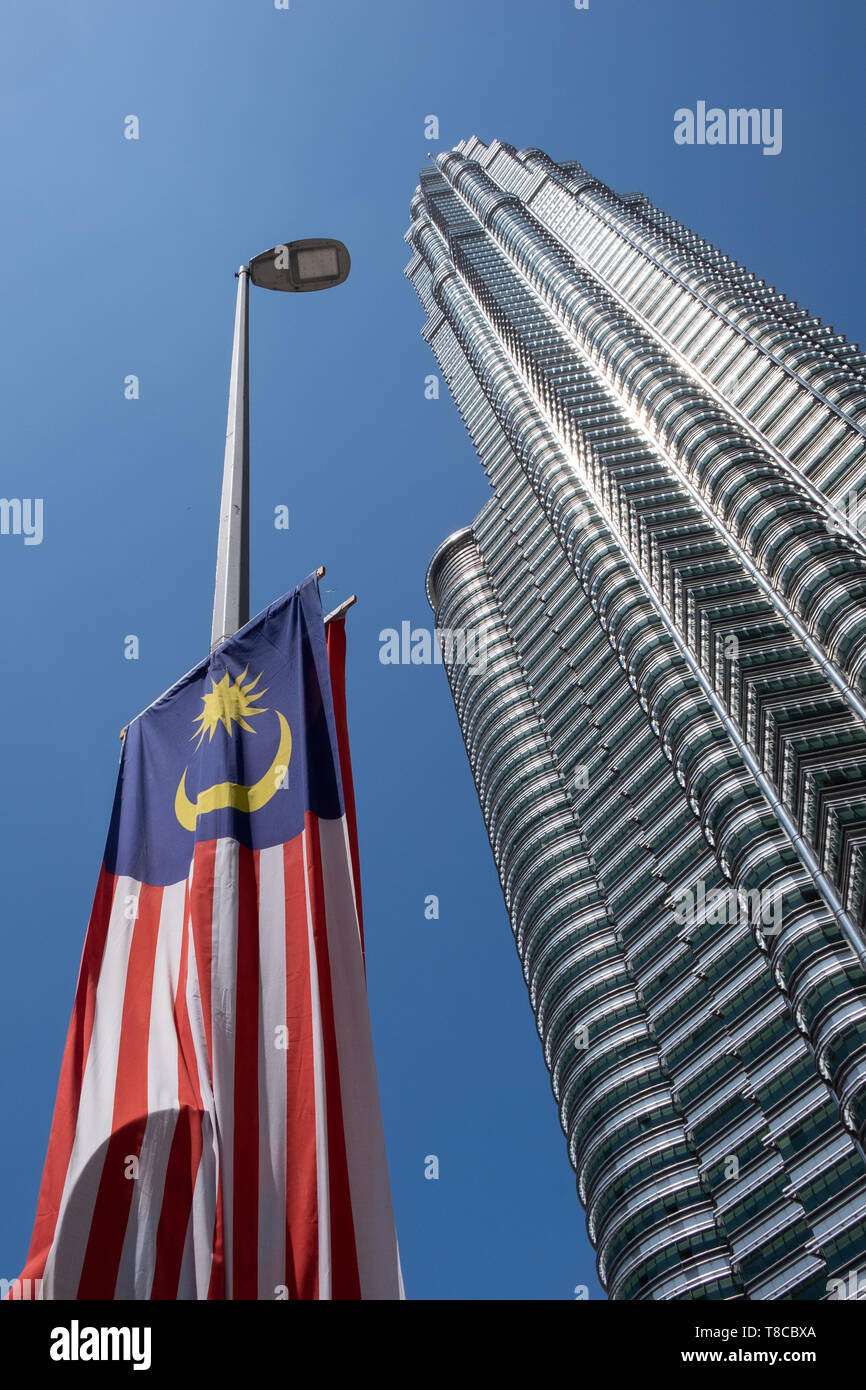 Petronas Twin Towers and national flag of Malaysia, Kuala Lumpur ...