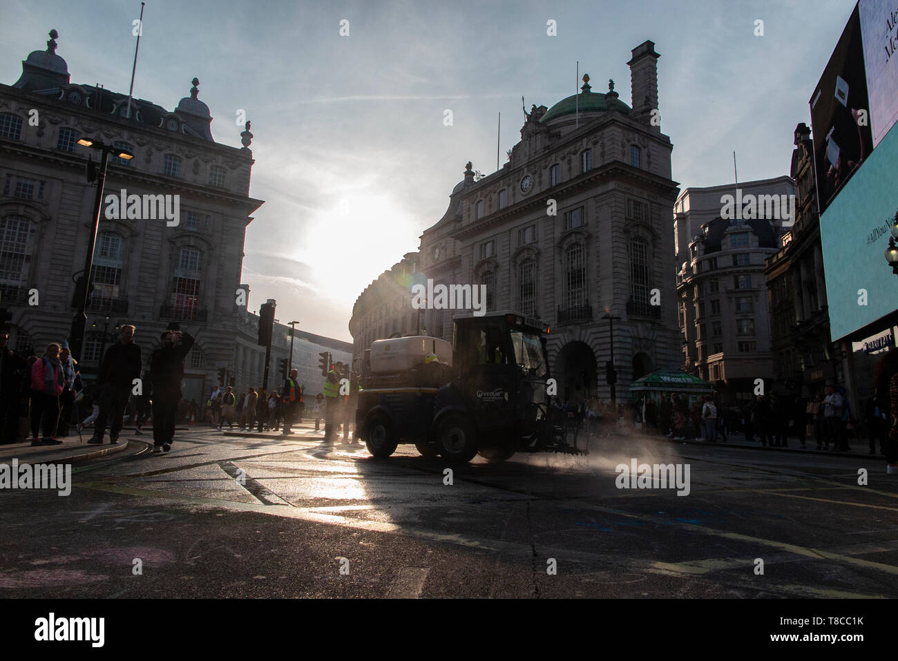 London street sweeper 2019 hi-res stock photography and images - Alamy