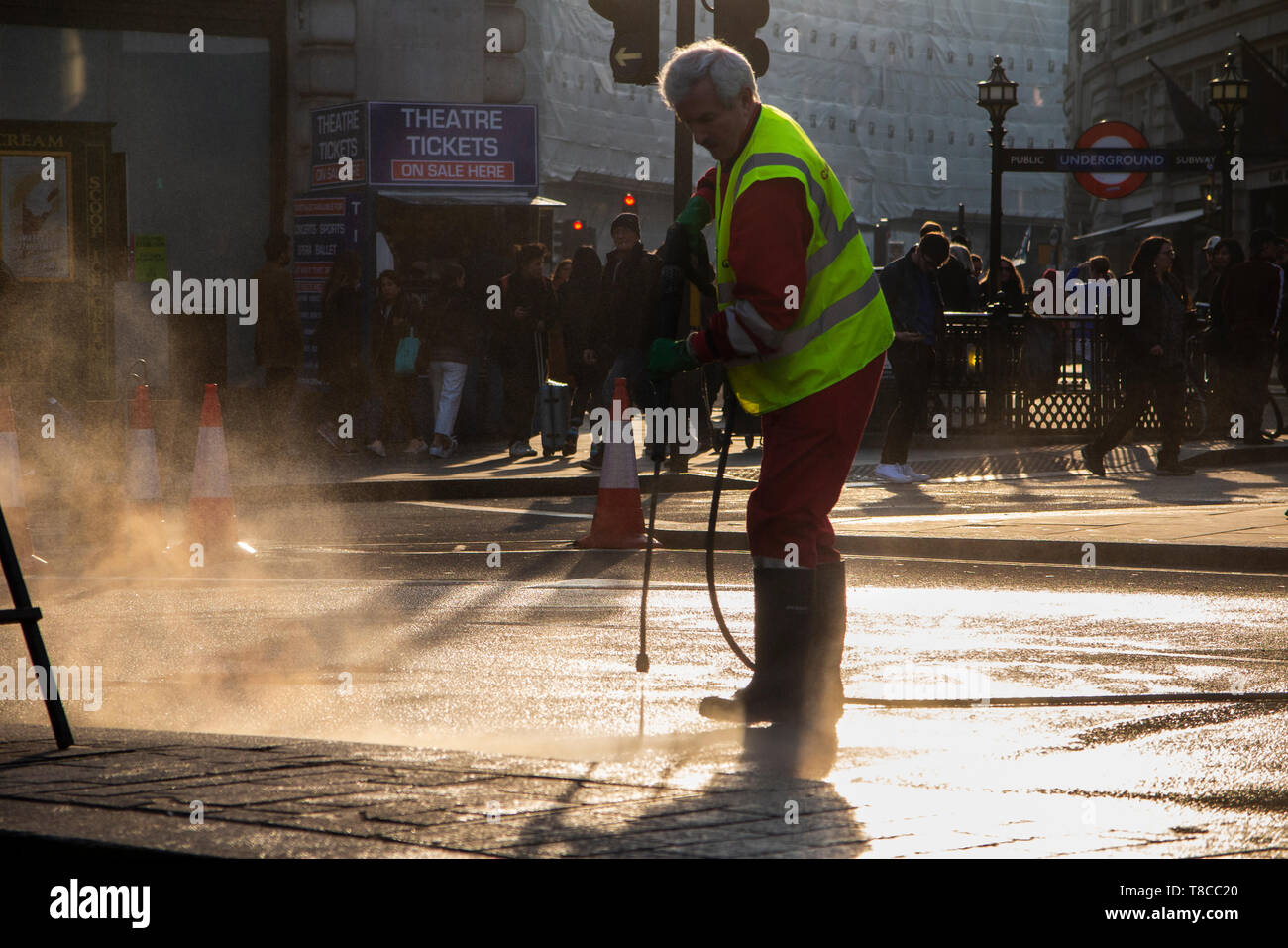 London street sweeper 2019 hi-res stock photography and images - Alamy