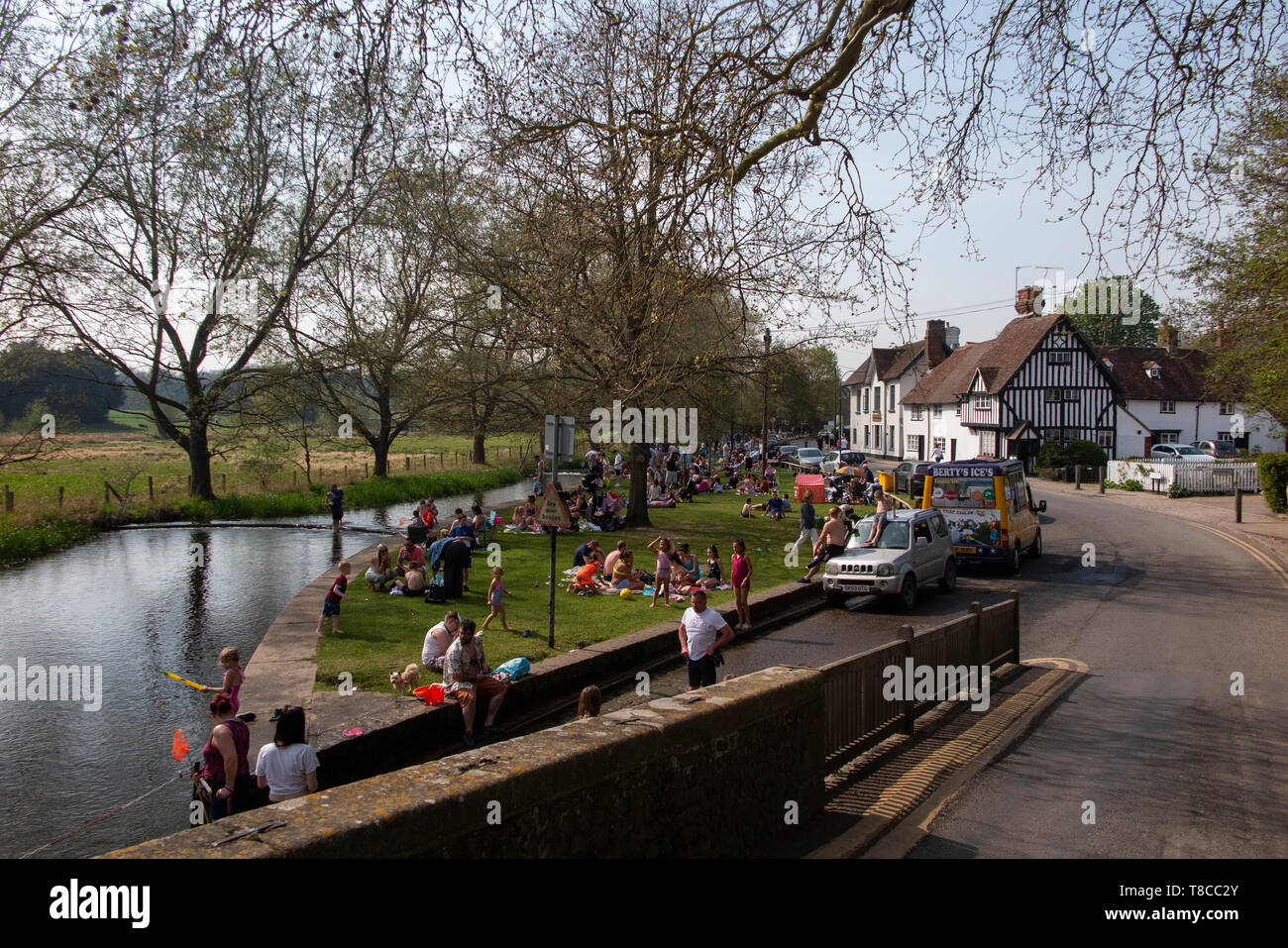 Crowds enjoy the River Darent on a Bank Holiday in the sunshine Stock ...
