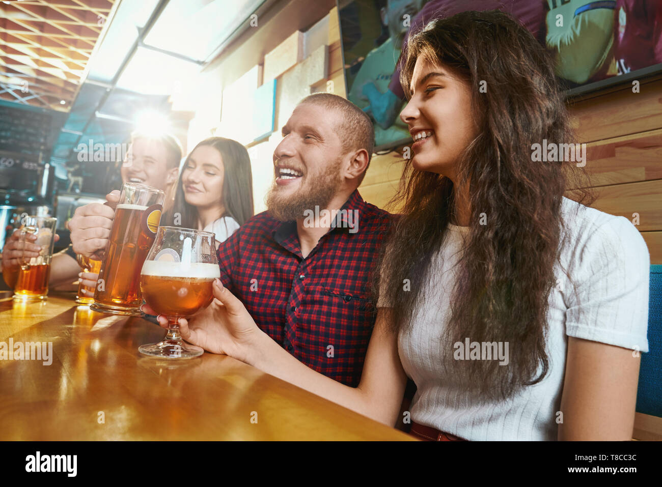 Friends drinking ale in pub hi-res stock photography and images - Alamy