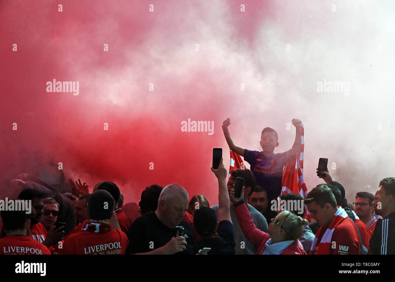 Liverpool fans let off hi-res stock photography and images - Alamy