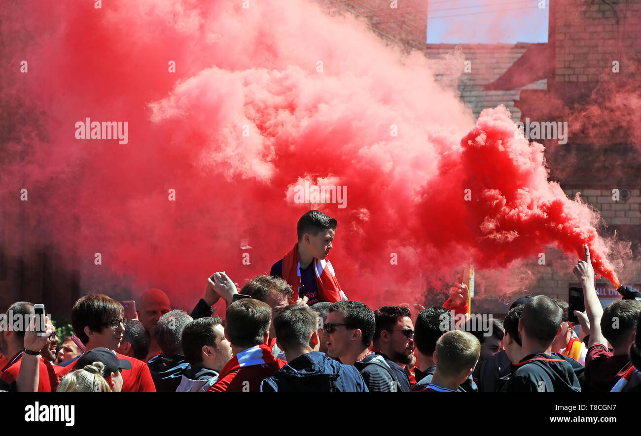 Liverpool fans let off hi-res stock photography and images - Alamy