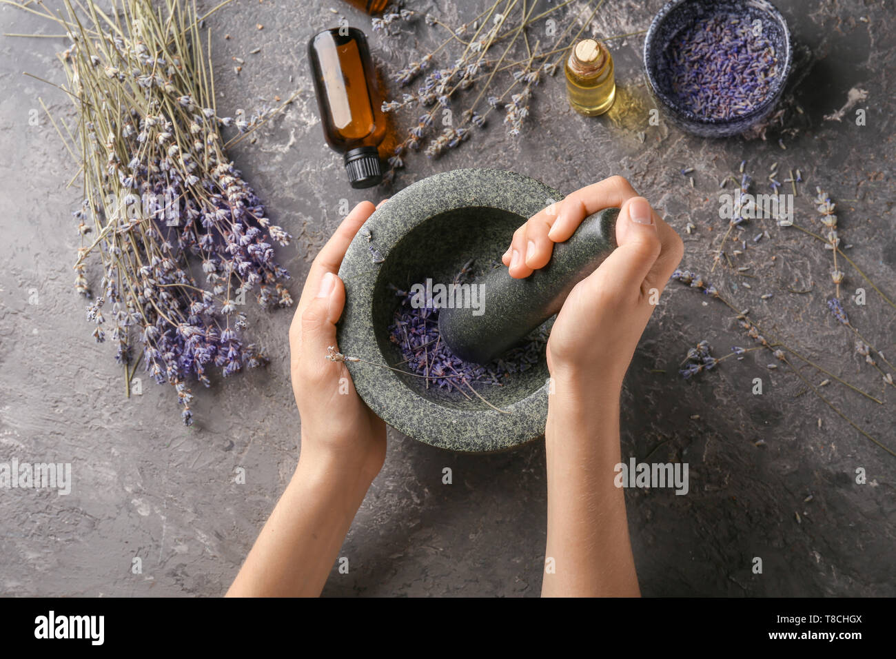 Lavender mortar pestle bottles hi-res stock photography and images - Alamy