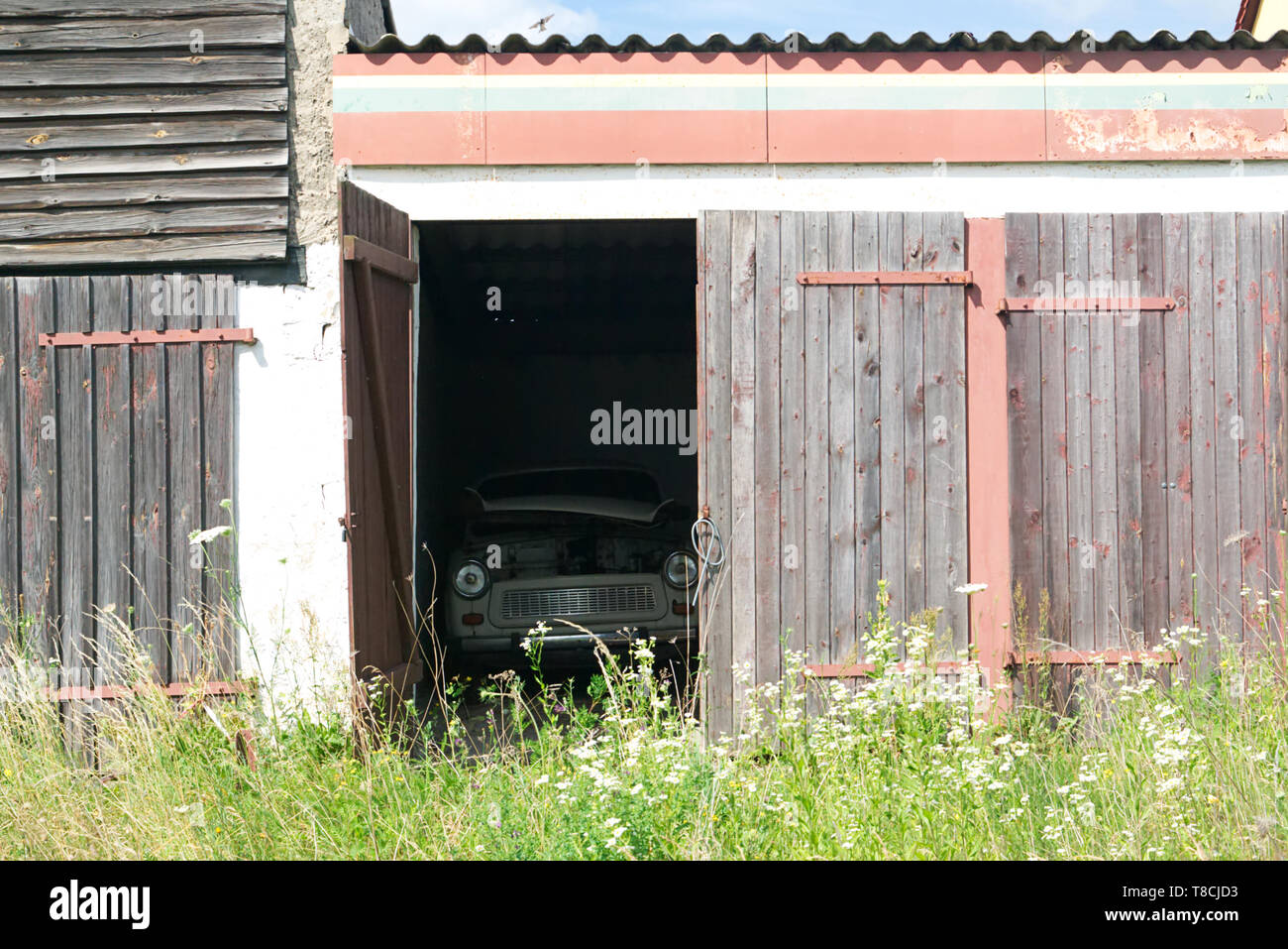 Old garage inside hi-res stock photography and images - Alamy