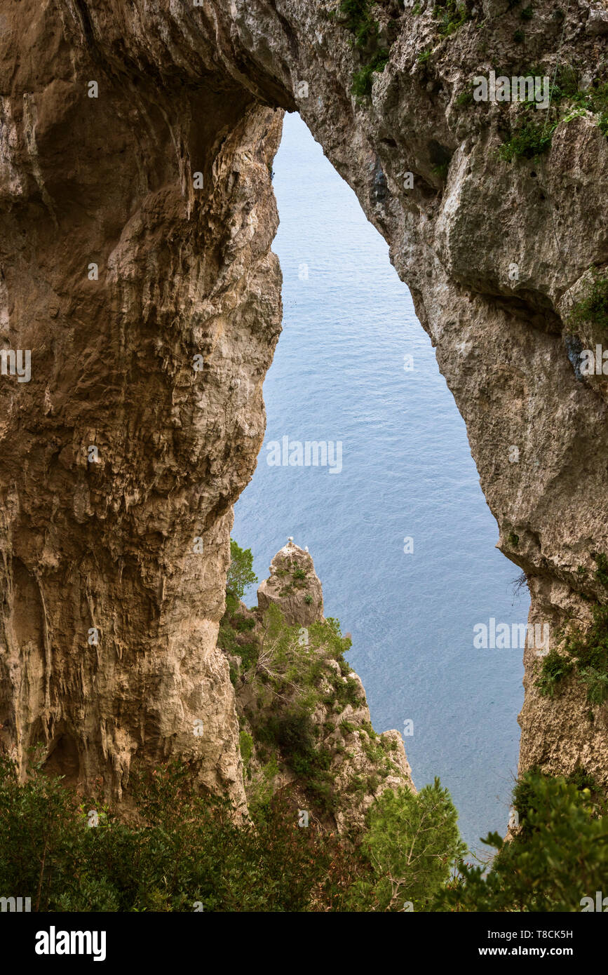 Dramatic natural rock formation hi-res stock photography and images - Alamy