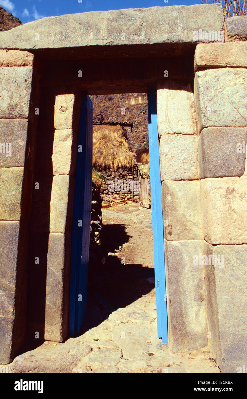 Inca stone doorway,Ollantaytambo,Peru Stock Photo - Alamy