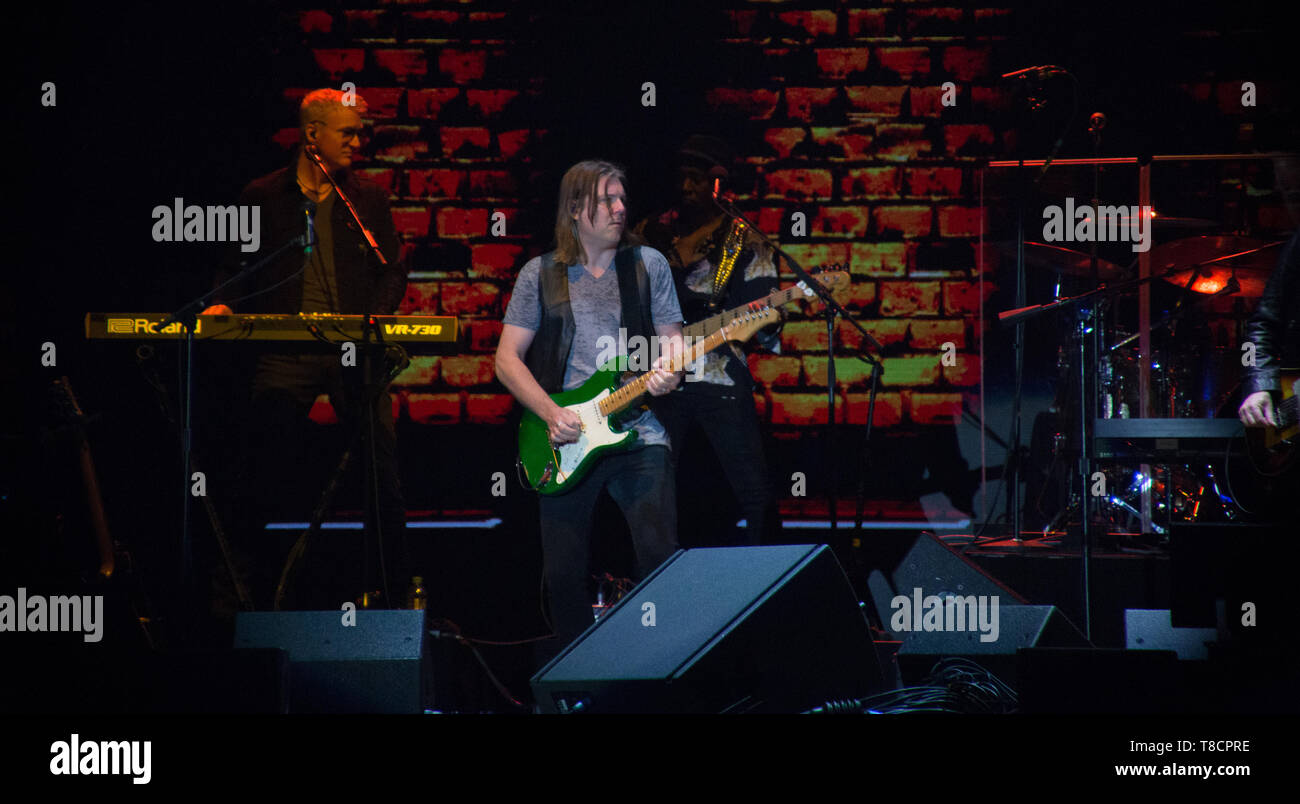 Daryl hall and john oats live Manchester arena April 2019 Stock Photo ...