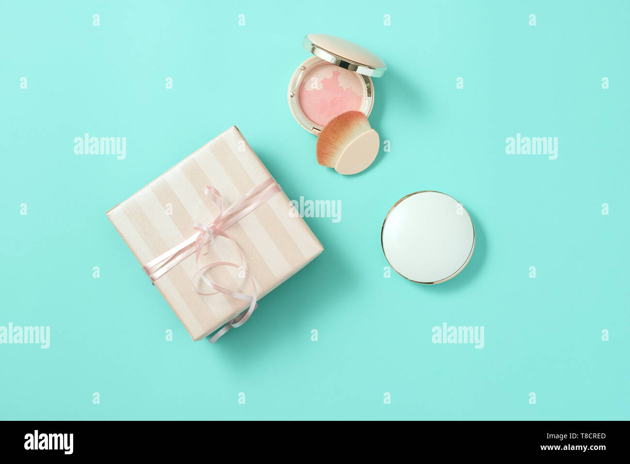 Pink flat hi-res stock photography and images - Alamy