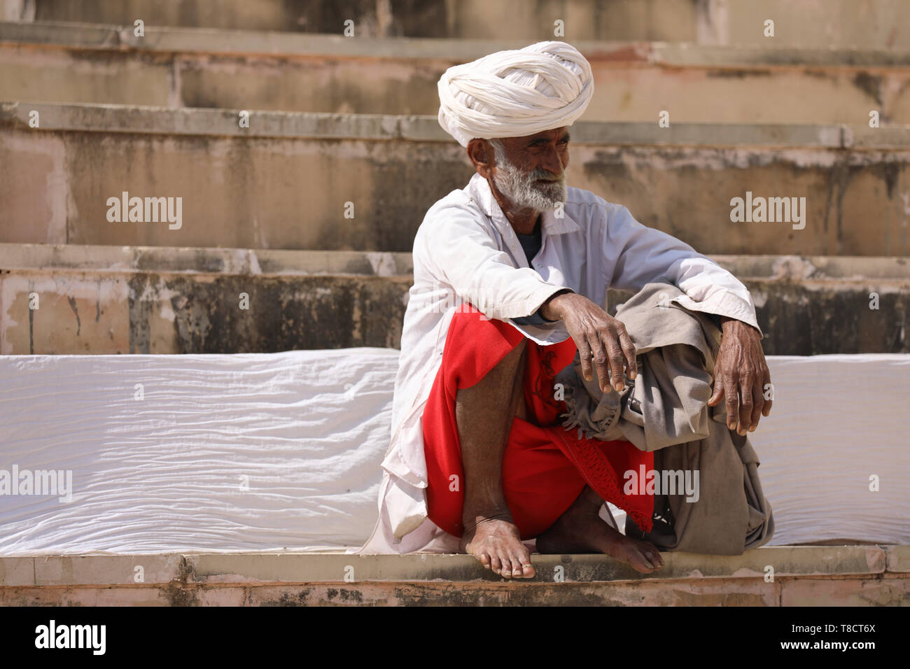 old Man sitting on Steps in Pushkar Stock Photo - Alamy