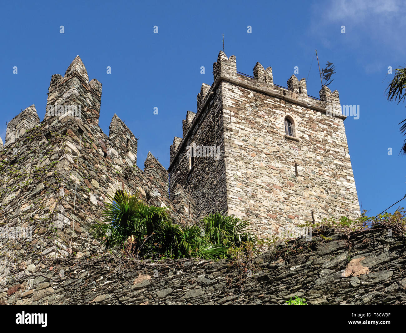 Crenellated walls hi-res stock photography and images - Alamy
