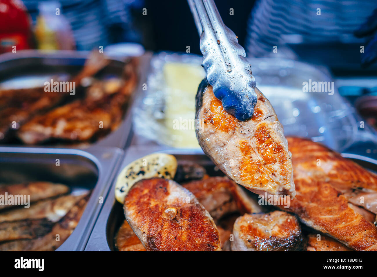 Kitchen tong hi-res stock photography and images - Alamy