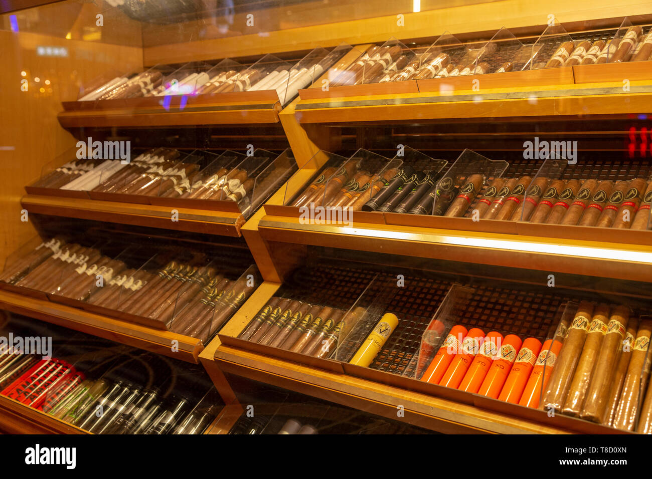 Cigars stand hi-res stock photography and images - Alamy