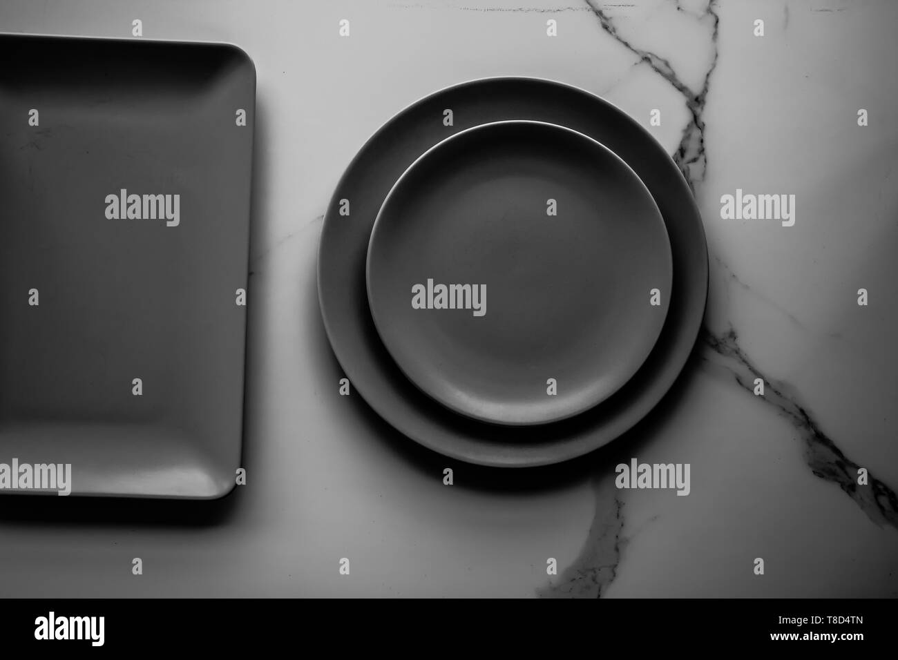 Black empty plate on marble, flatlay - stylish tableware, table decor ...