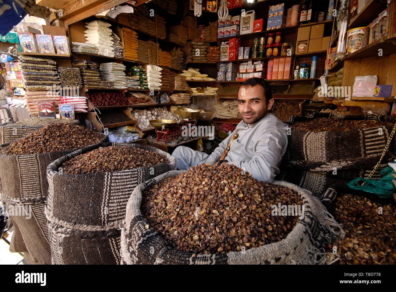 Souk coffee yemen hi-res stock photography and images - Alamy